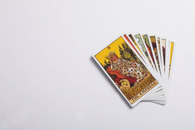 Como aprender a ler tarot do zero: guia completo para iniciantes