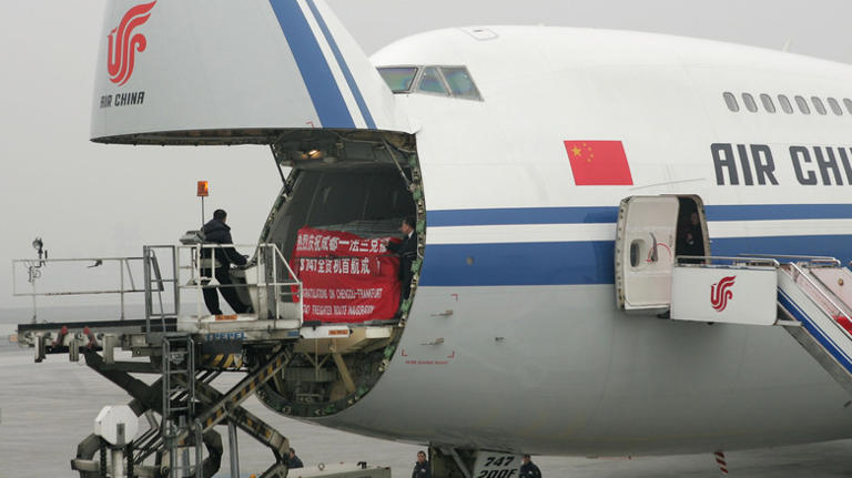 Why does the Boeing 747 have a hump?
