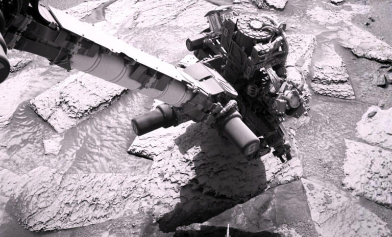 NASA’s Curiosity rover accidentally pulled up a 29-pound Mars rock that ...
