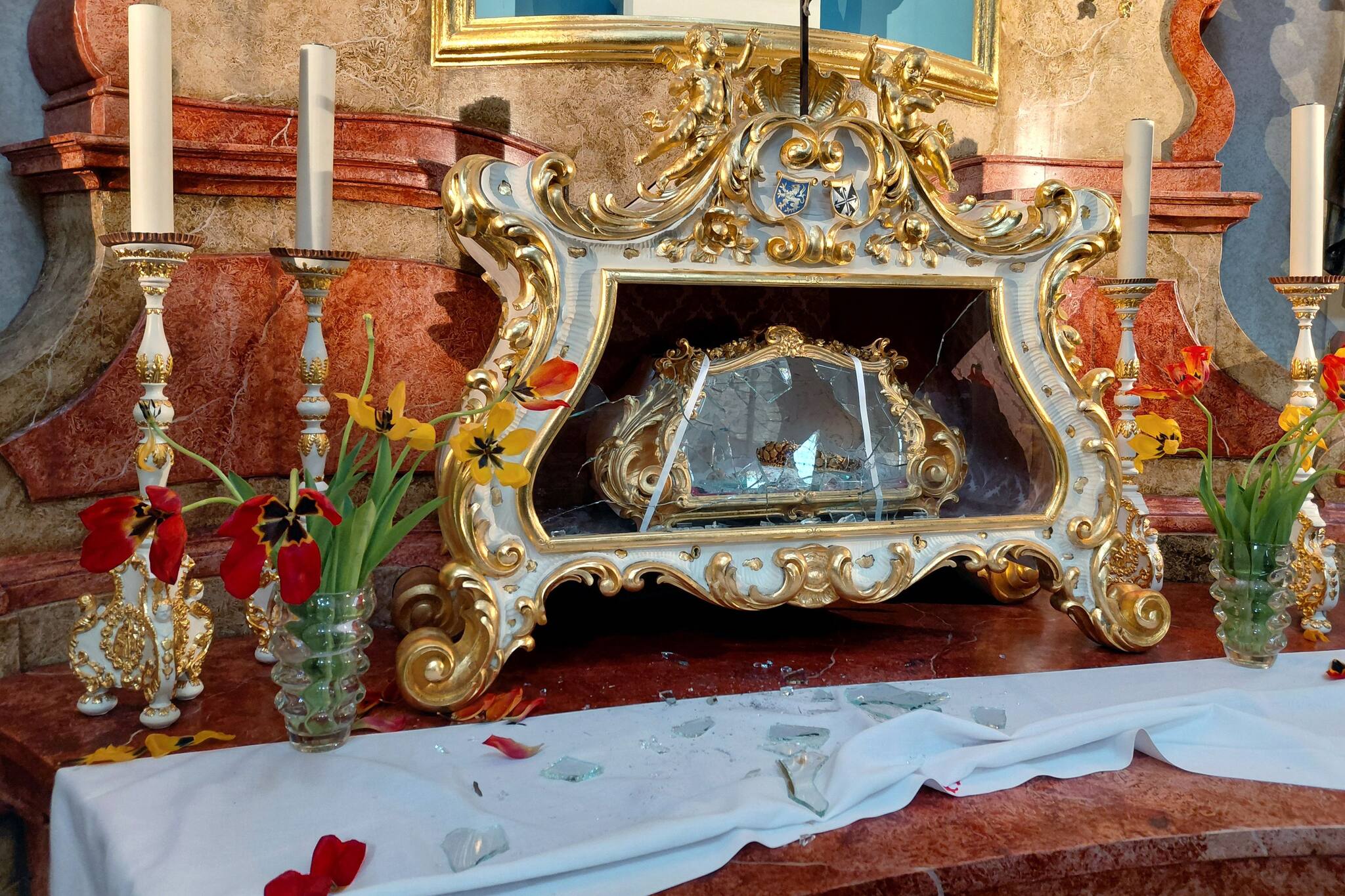 Dieb nimmt aus Kirche in Tschechien Schädel einer Heiligen mit ...