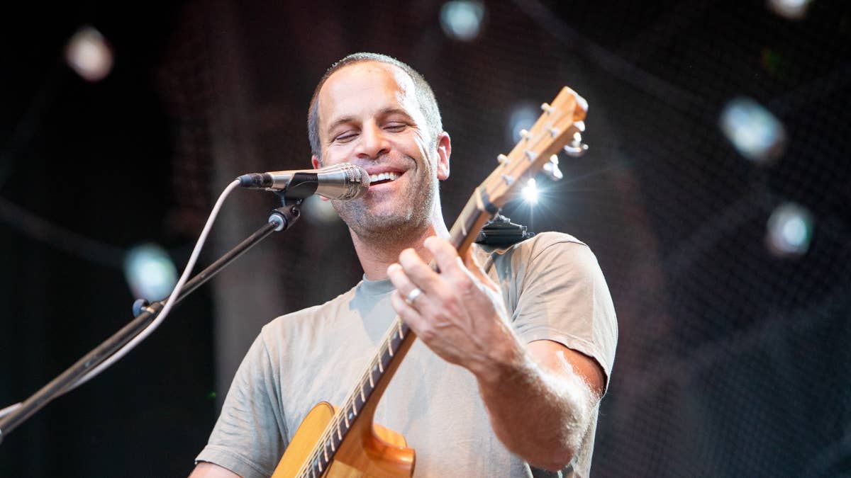 Jack Johnson says Kelly Slater 'kicked me out' of their band (video)