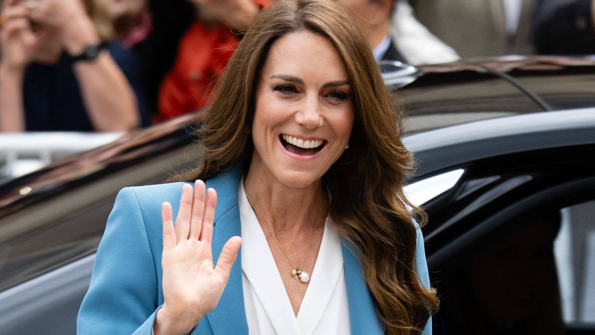Princess Kate stops traffic in daring mermaid blue suit as she kicks ...