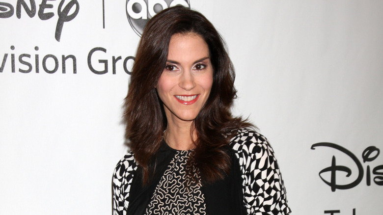 Iconic '80s actor Jami Gertz makes the transition to gray hair look so chic