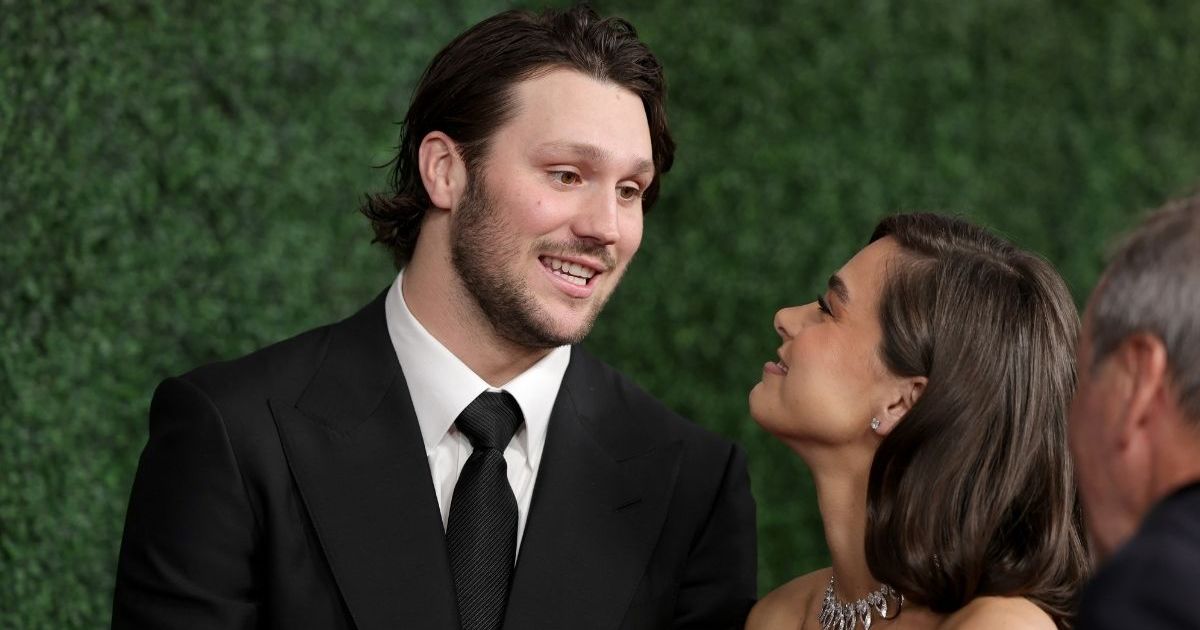 Josh Allen reacts to his & Hailee Steinfeld's baby daughter's 1st photos