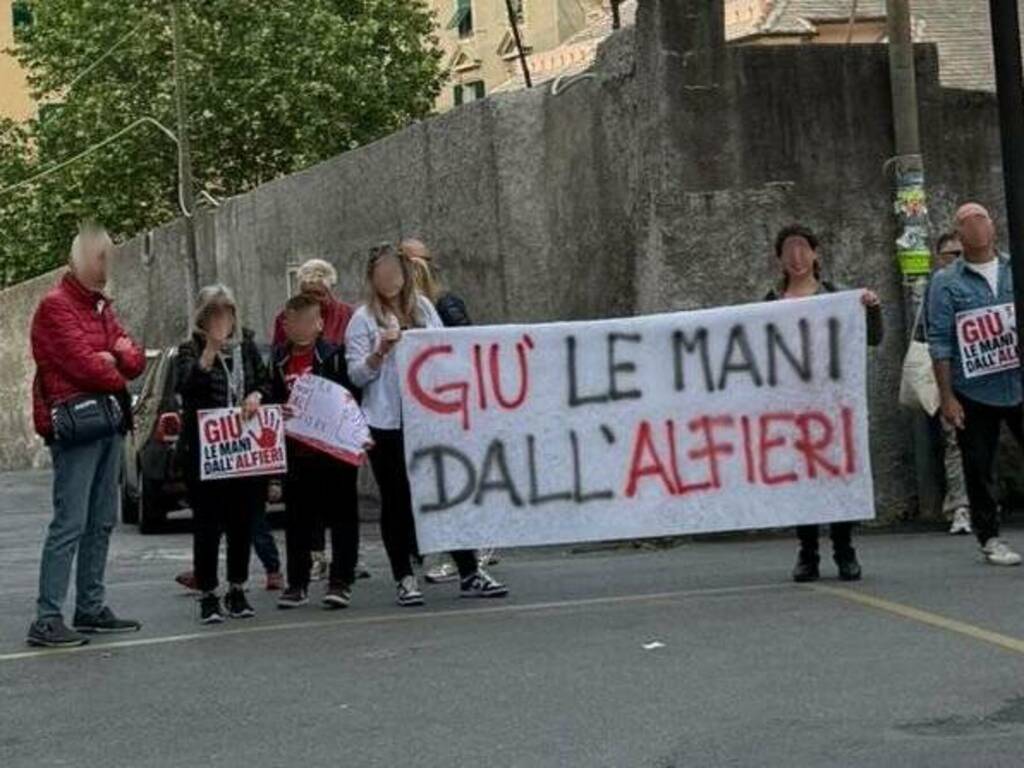“Giù le mani dall’Alfieri”, la manifestazione delle famiglie di Multedo ...