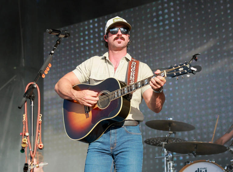 Country star Riley Green sets the internet on fire after debuting ...