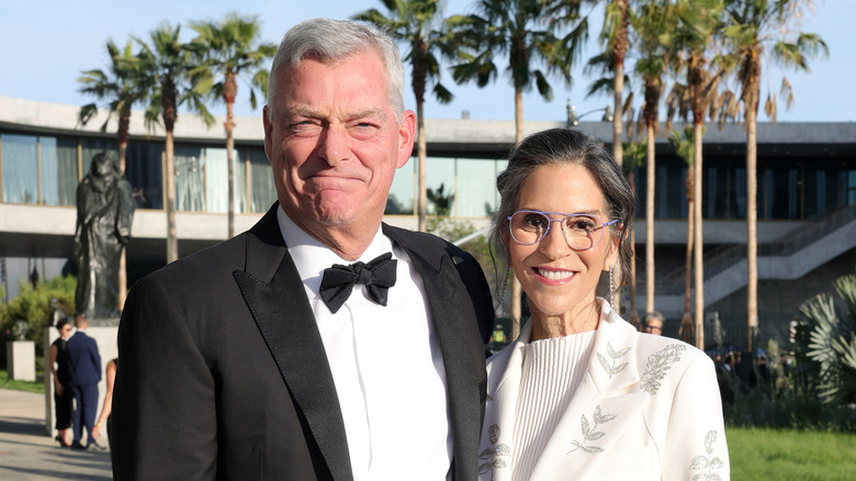 Iconic '80s actor Jami Gertz makes the transition to gray hair look so chic