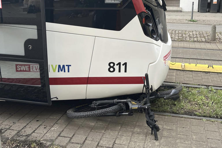 Junge (9) auf Rad übersieht Straßenbahn!