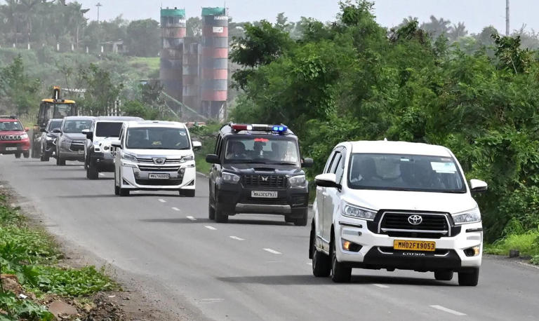 Maharashtra CM tells ministers, babus to use public transport; convoys ...