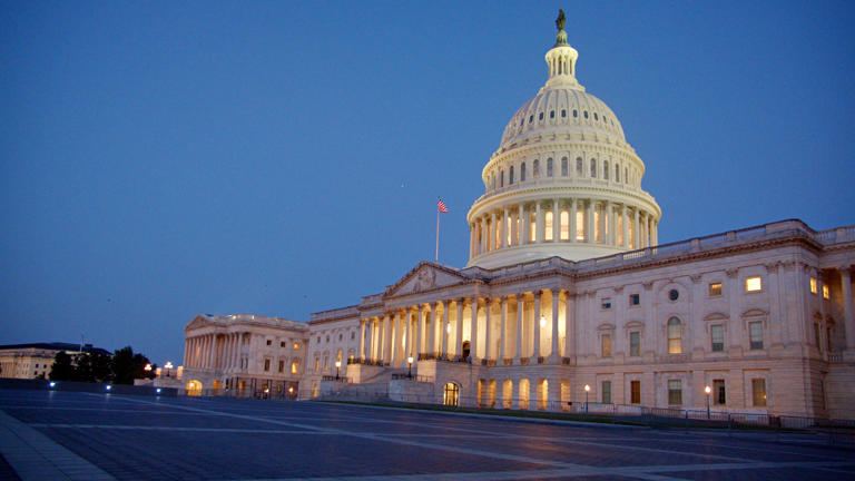 Senate advances bill to withhold lawmakers' pay during government shutdowns