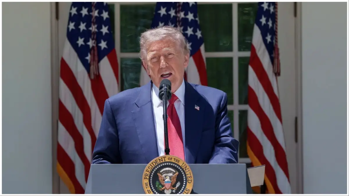 ‘Is he afraid?’: Donald Trump looks around in panic and suddenly ducks ...