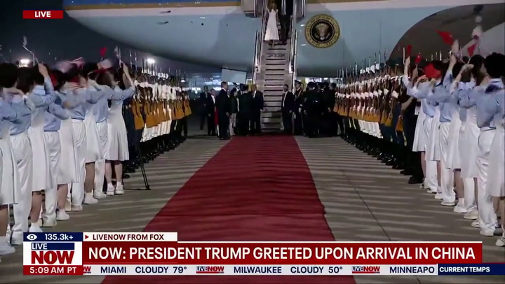 Trump puts on sad Chinese food spread for his big trip
