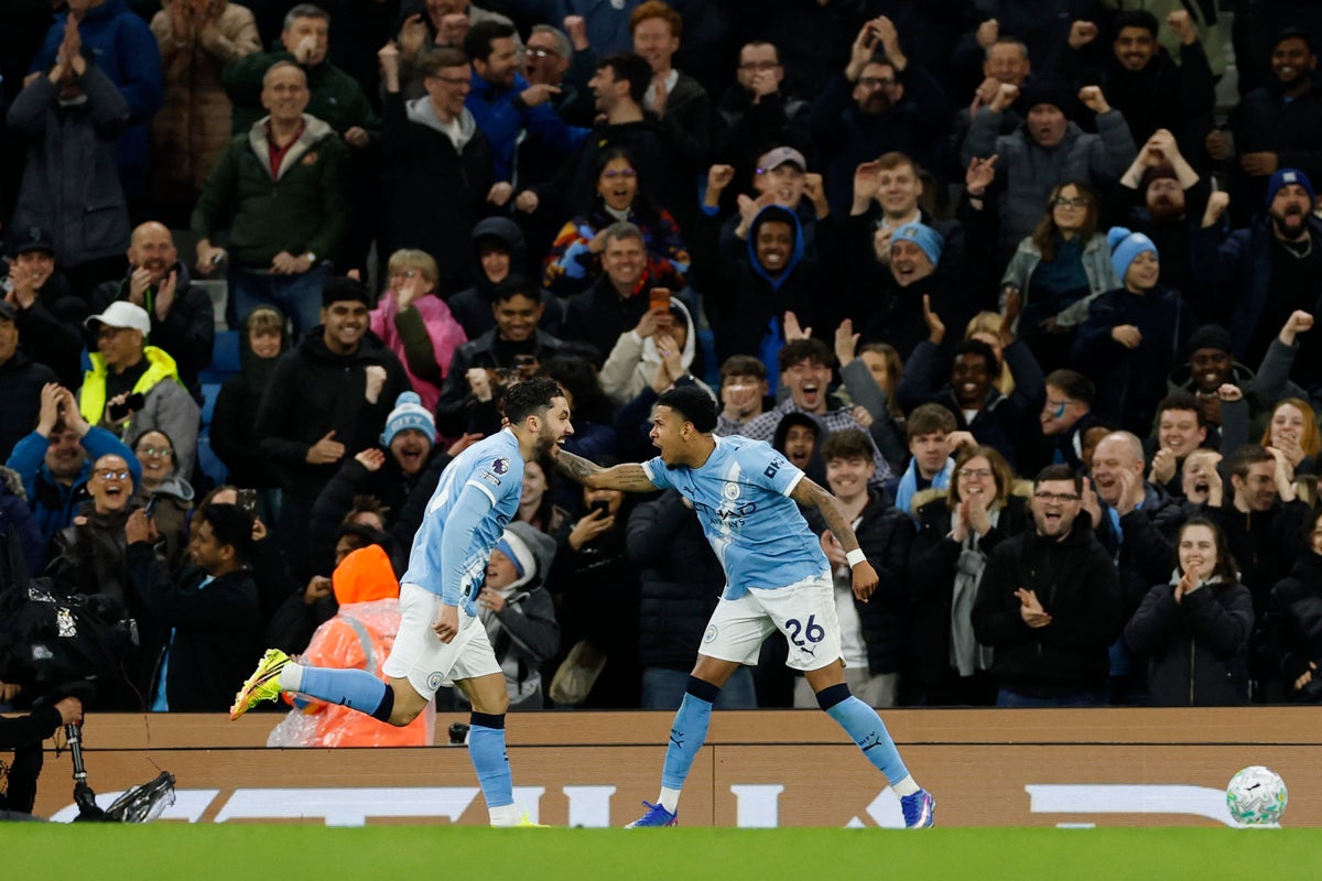 Foden stakes claim for England squad as Man City keep title race alive