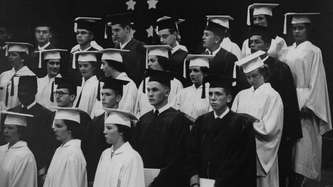 Graduation 2026 blends etiquette, tradition, and bold dress trends