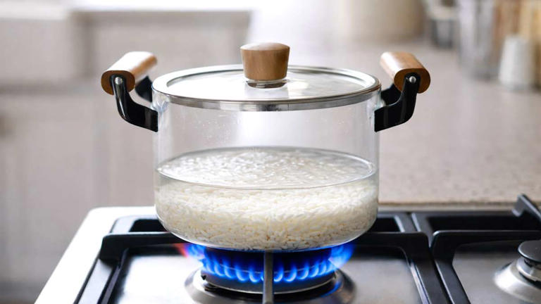 How to cook rice without measuring water: A surprising kitchen trick ...