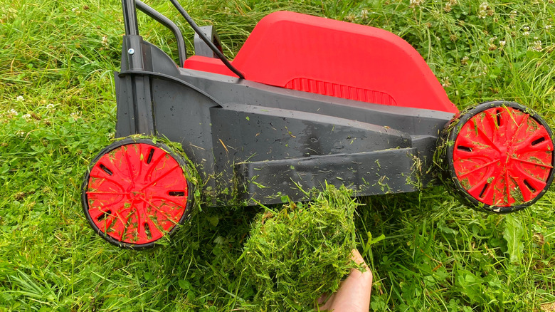 The easy solution to keep grass from sticking to your lawn mower tires