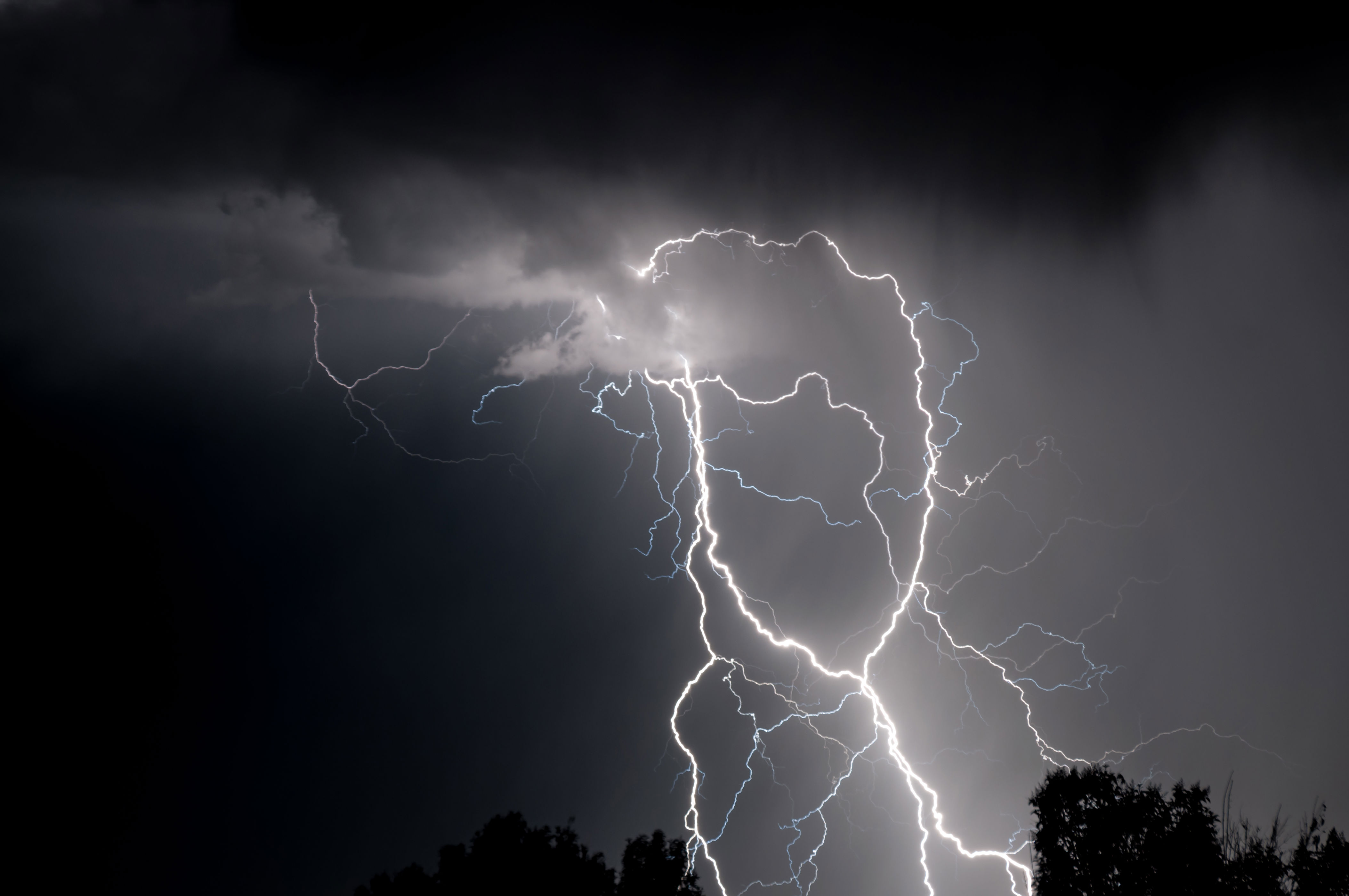 Warning issued as hundreds of thousands told find shelter now in 5 states