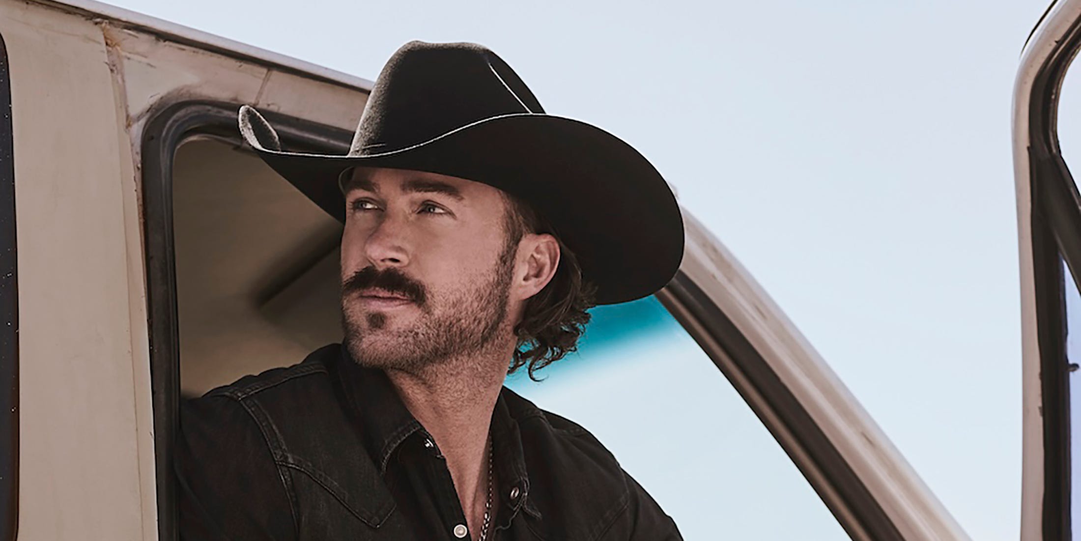 Who is Riley Green replacing on 'The Voice'?