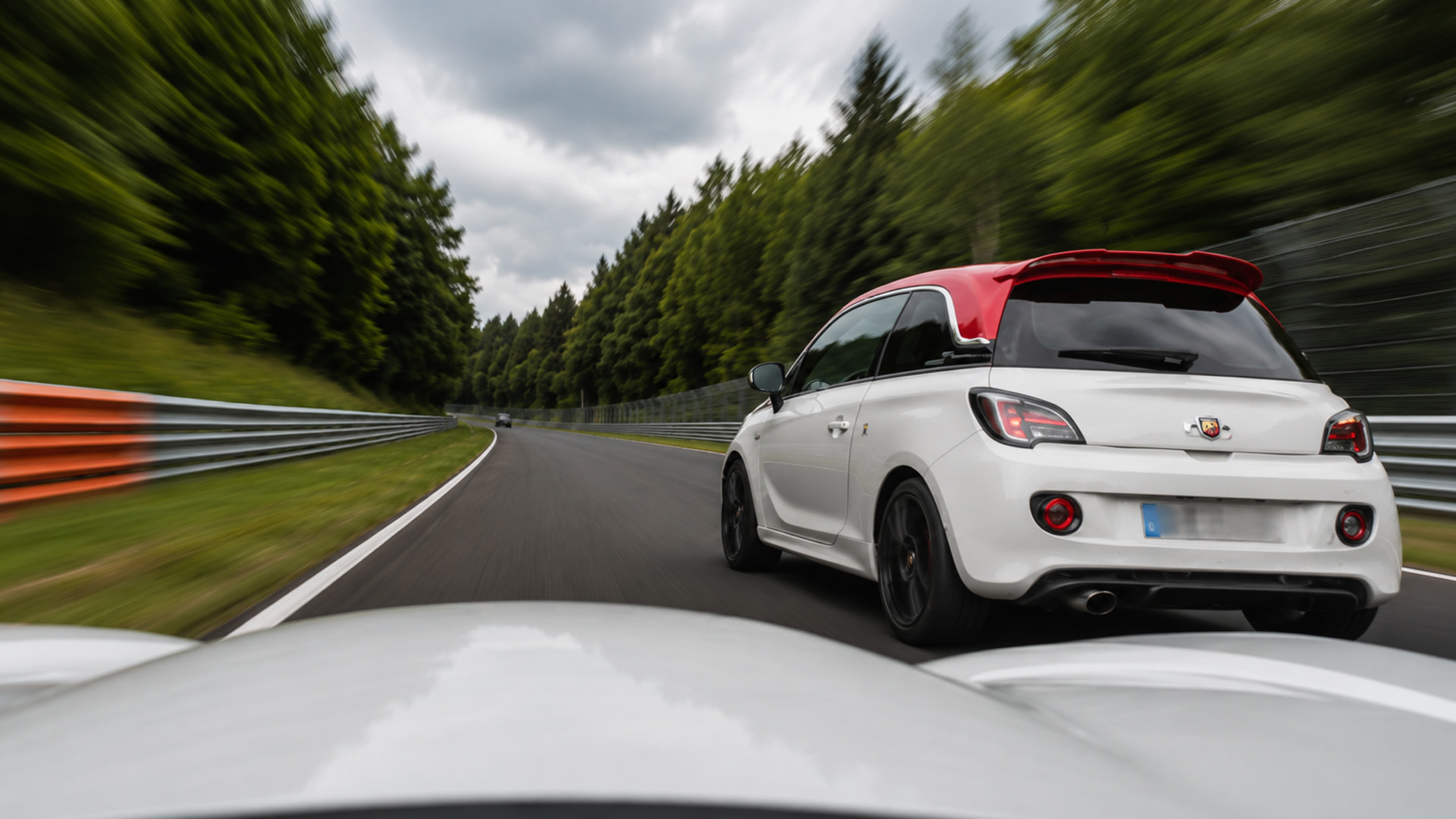 Dodge Viper makes a dangerous overtake on circuit