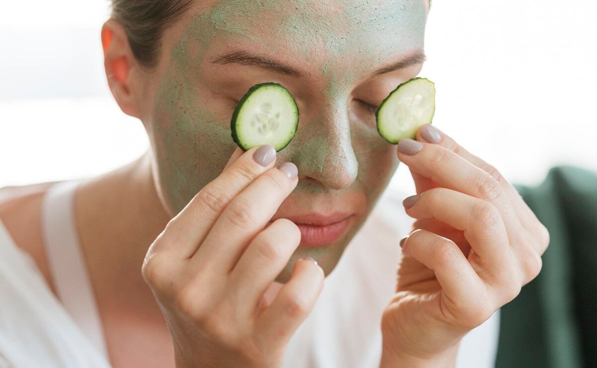 Para qué sirven las rodajas de pepino en el contorno de ojos