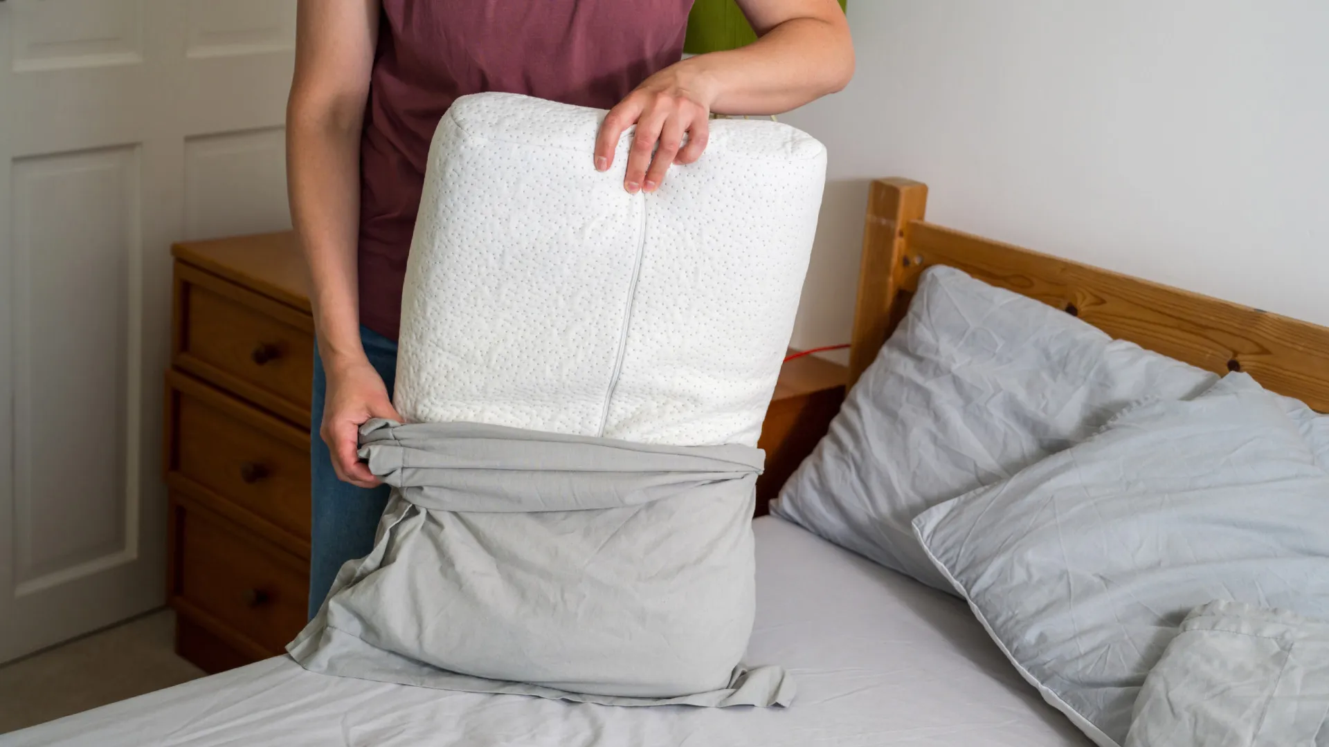 Se quer dormir melhor, comece por fazer isto à sua almofada