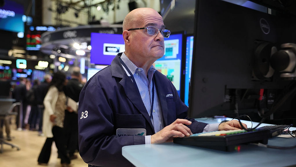 Inflation fears and split consumer sentiment cloud retail outlook