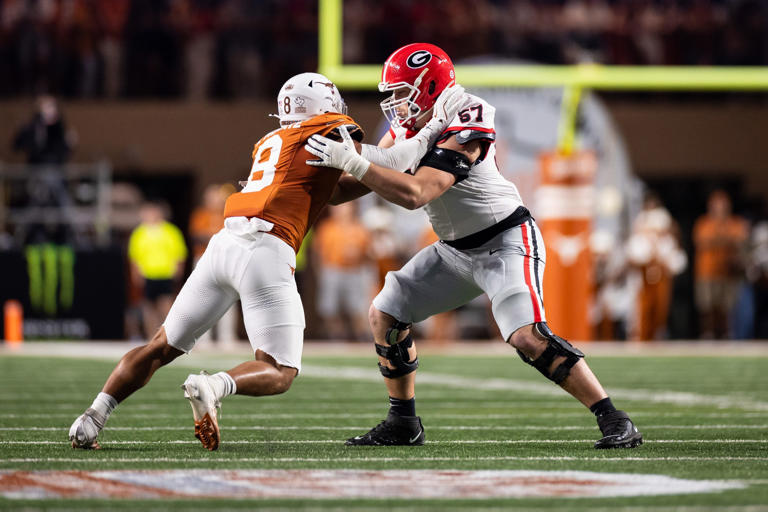 Nation's No. 1 OT pushes Georgia hat off the table during commitment