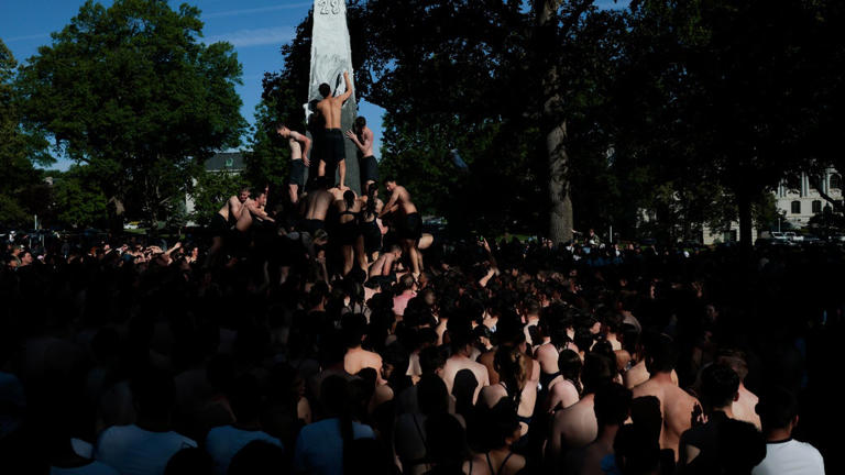 US Naval Academy plebes complete annual Herndon Climb in Maryland: "You ...