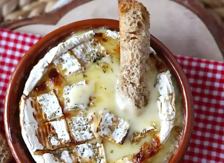 Air fryer-roasted camembert with a nice runny texture!