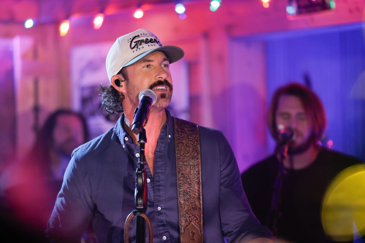Who is Riley Green replacing on 'The Voice'?