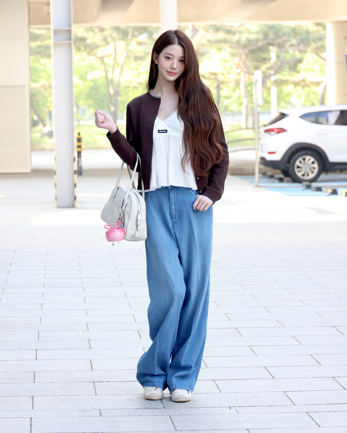 Jang Won-young, effortless chic spring fashion debuts