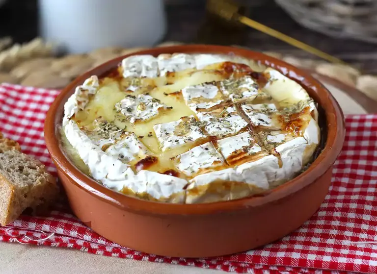 Air fryer-roasted camembert with a nice runny texture!