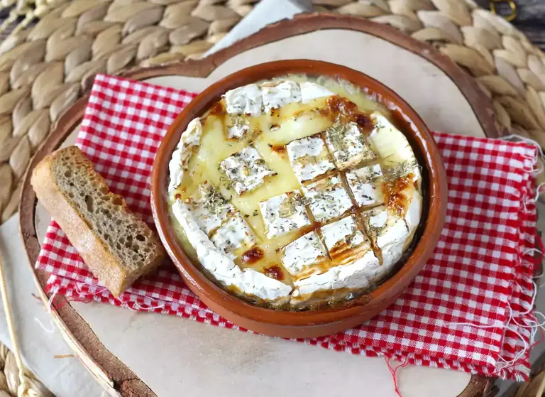 Air fryer-roasted camembert with a nice runny texture!
