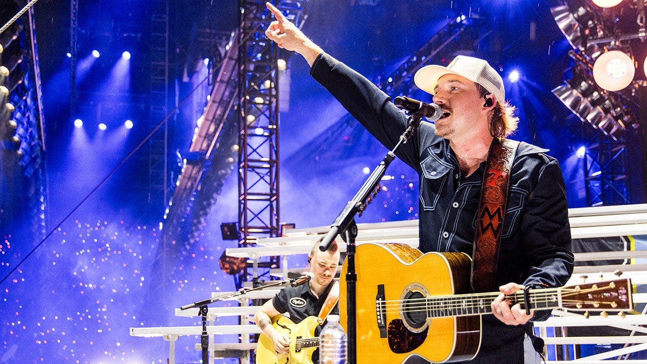 Country star Morgan Wallen walks out with Florida legend Tim Tebow ...