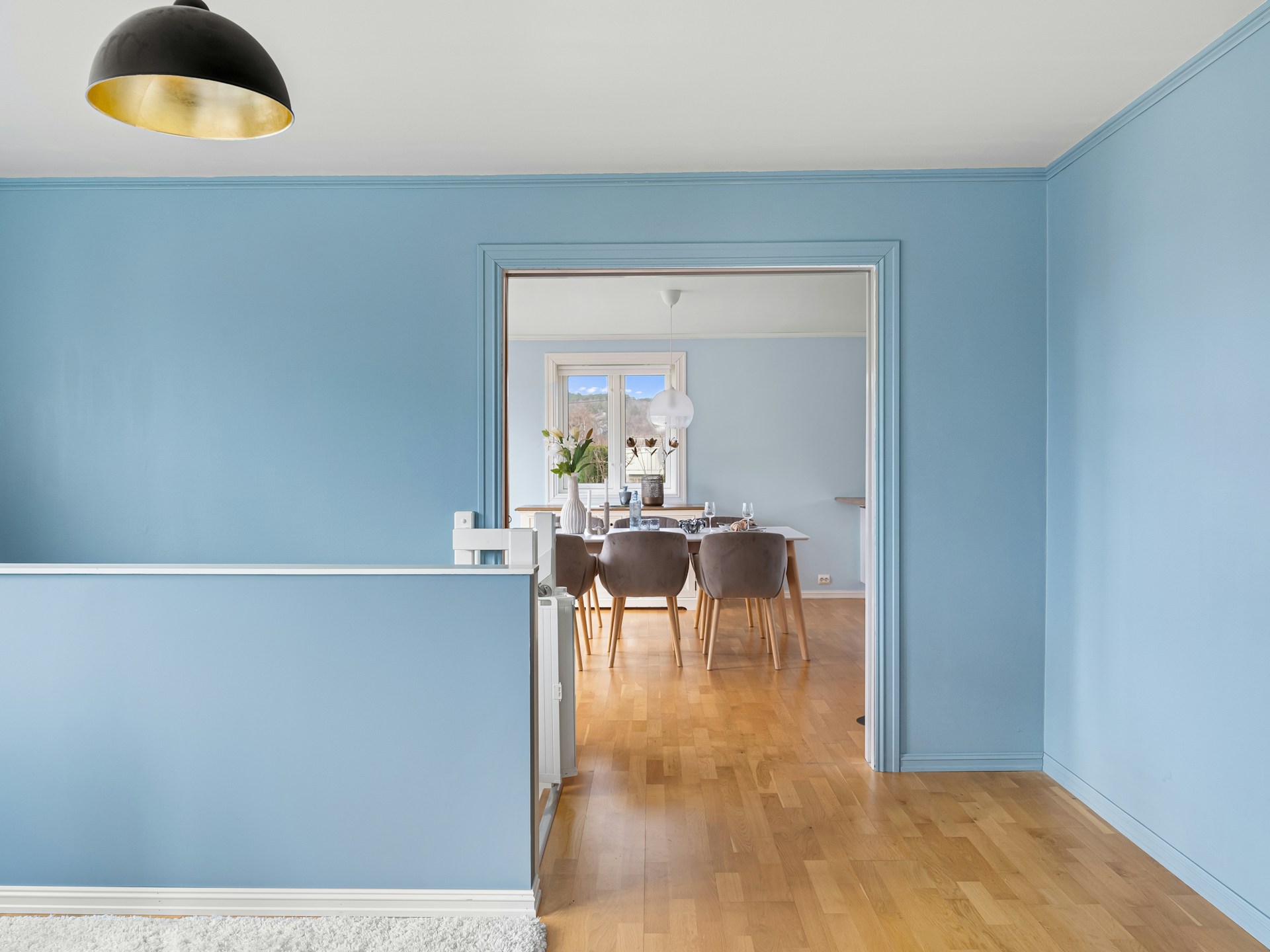 7 colors that visually enlarge a room & 7 that suffocate it