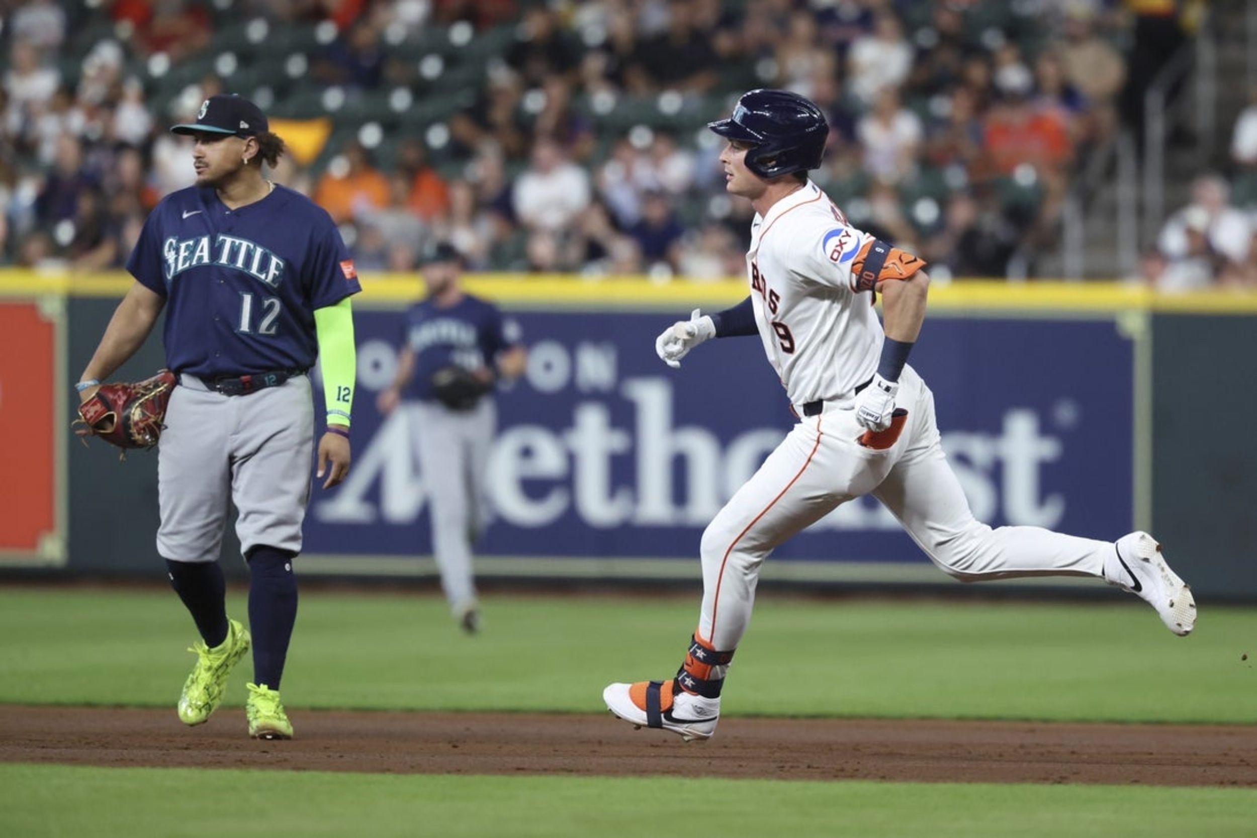 Zach Cole pushes Astros past Mariners in 10th inning