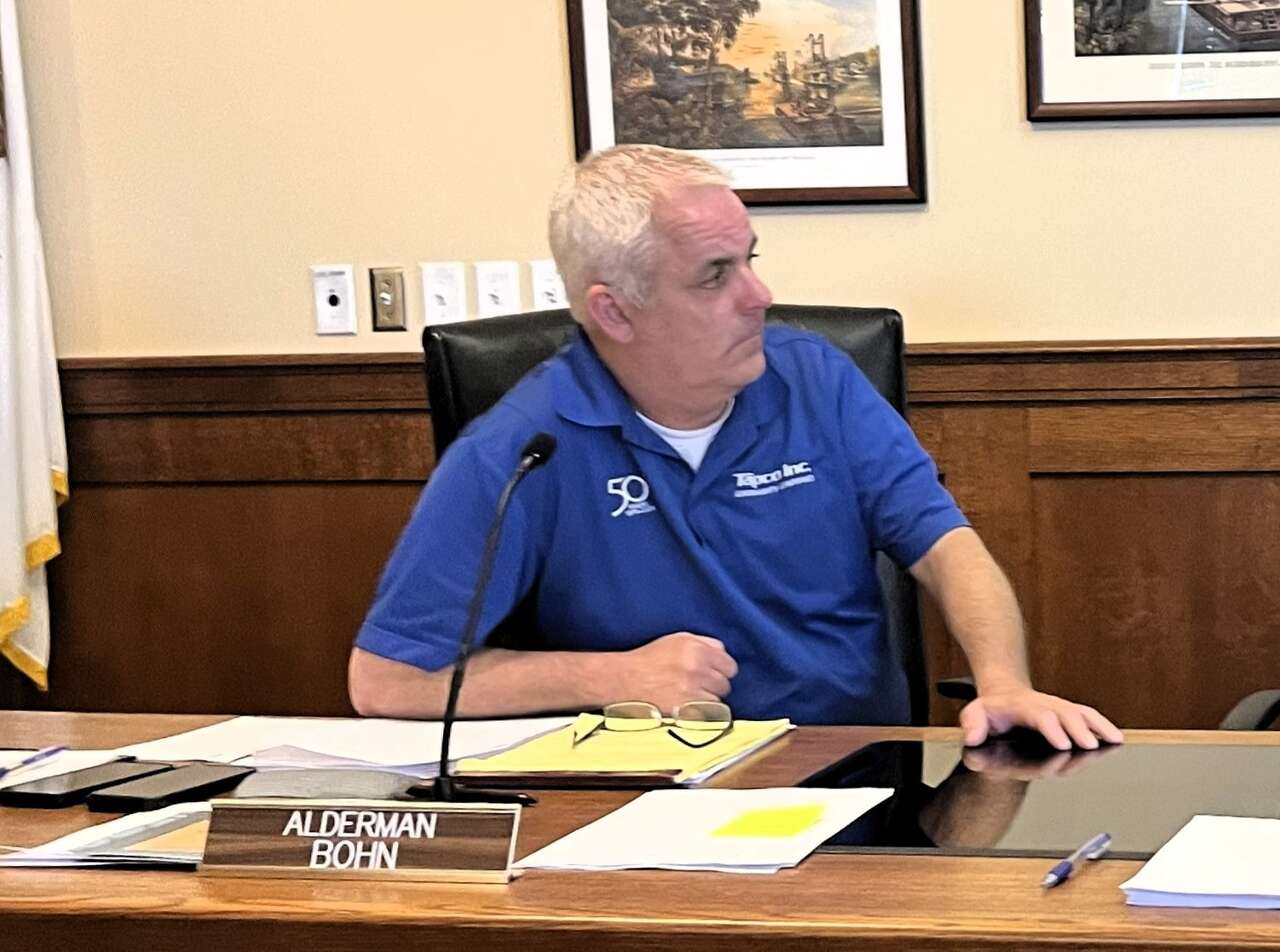 Heidi Eckert calms tense clash between Alton Mayor David Goins and ...