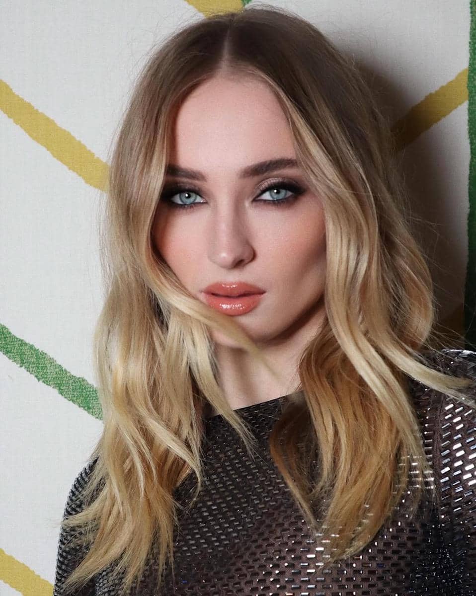 Dari subtle hingga statement, intip eye makeup a la Sophie Turner