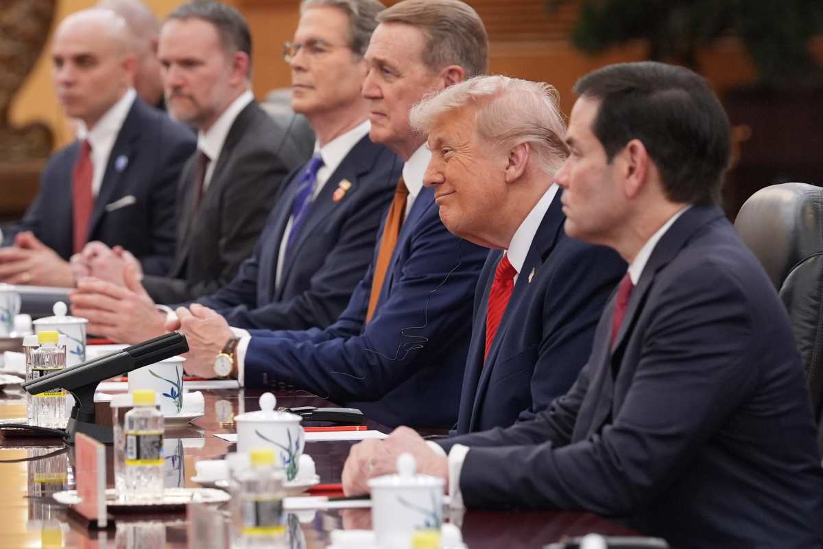Photo of Trump and Xi at summit table goes viral as viewers spot no ...