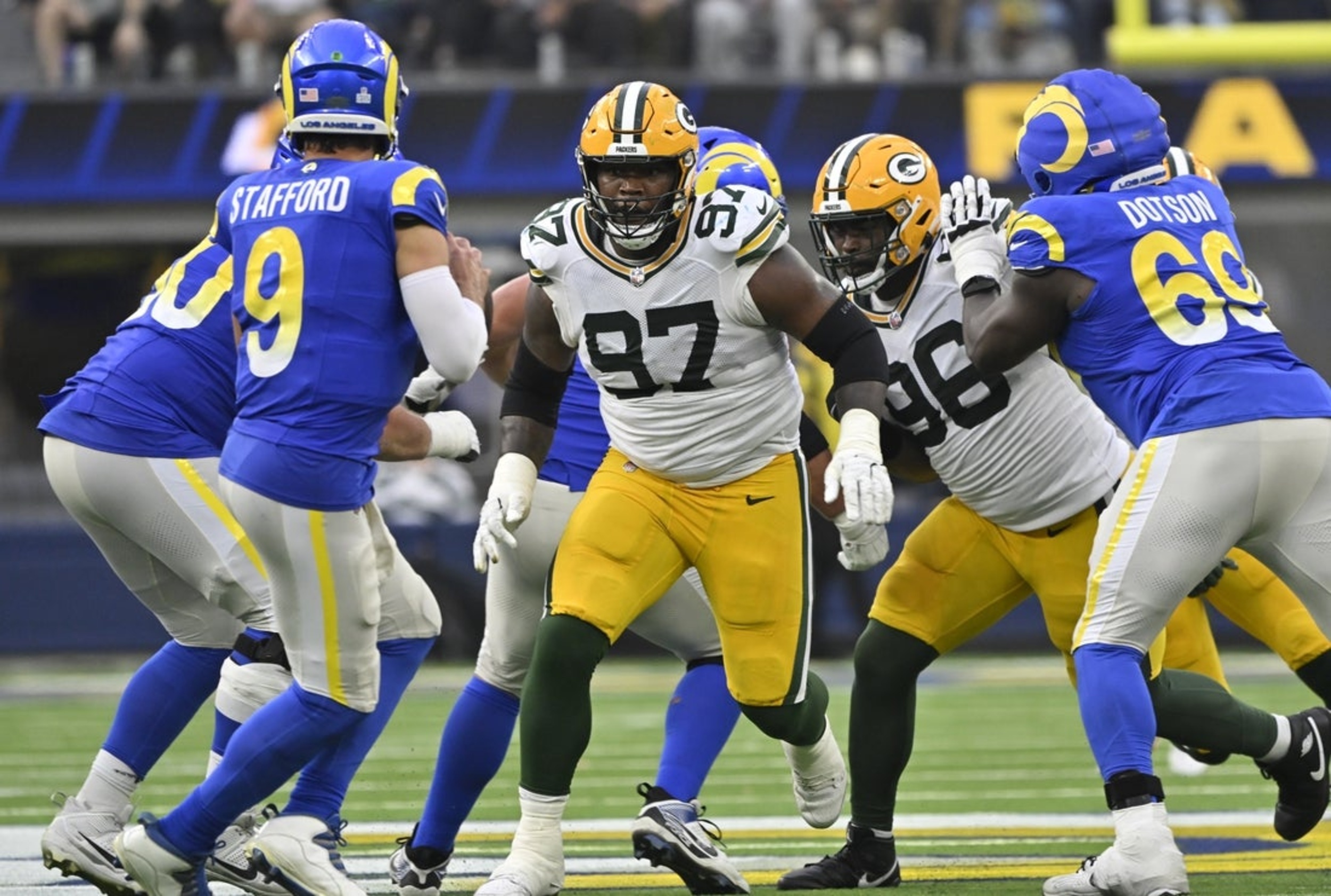 Netflix lands Rams-Packers, first NFL game on Thanksgiving Eve