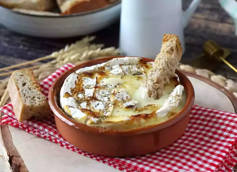 Air fryer-roasted camembert with a nice runny texture!