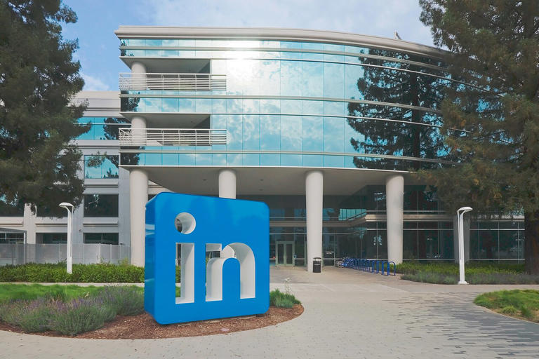Read LinkedIn CEO's internal memo announcing layoffs as reports say 5% ...