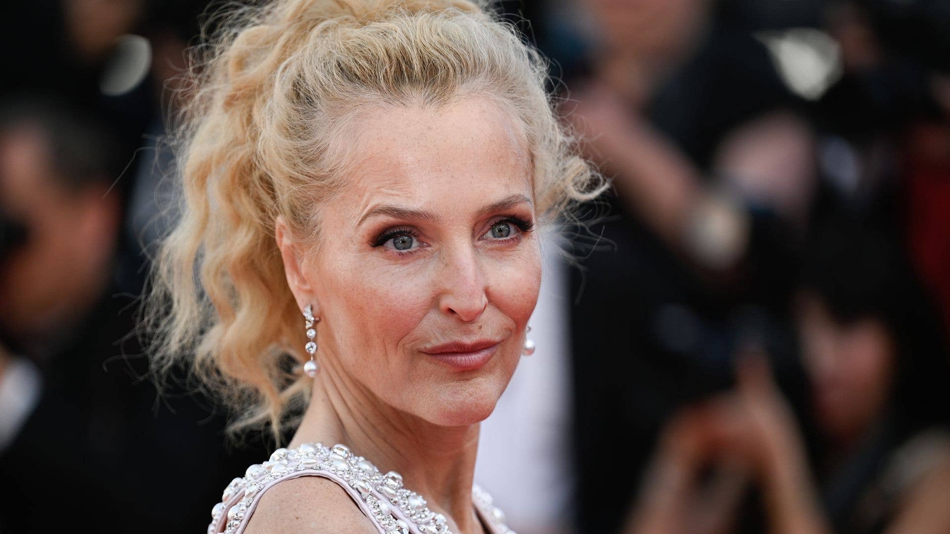 Gillian Anderson unveils new 80s inspired look as she steps out with a ...