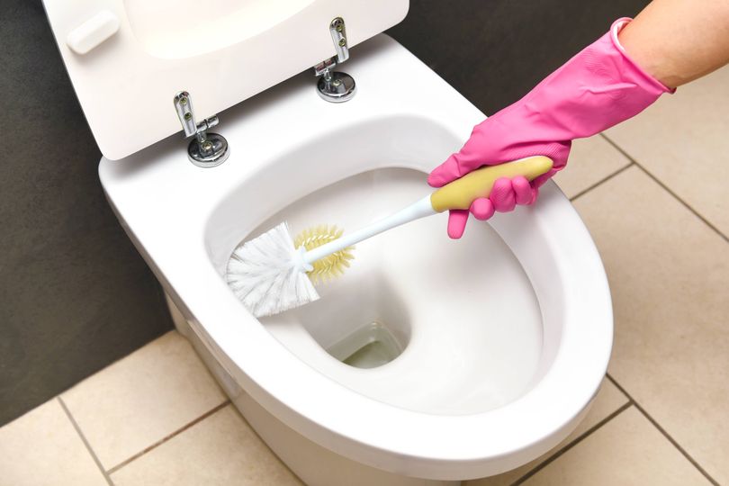 Remove stubborn yellow toilet bowl stains in 60 minutes using 2 kitchen ...
