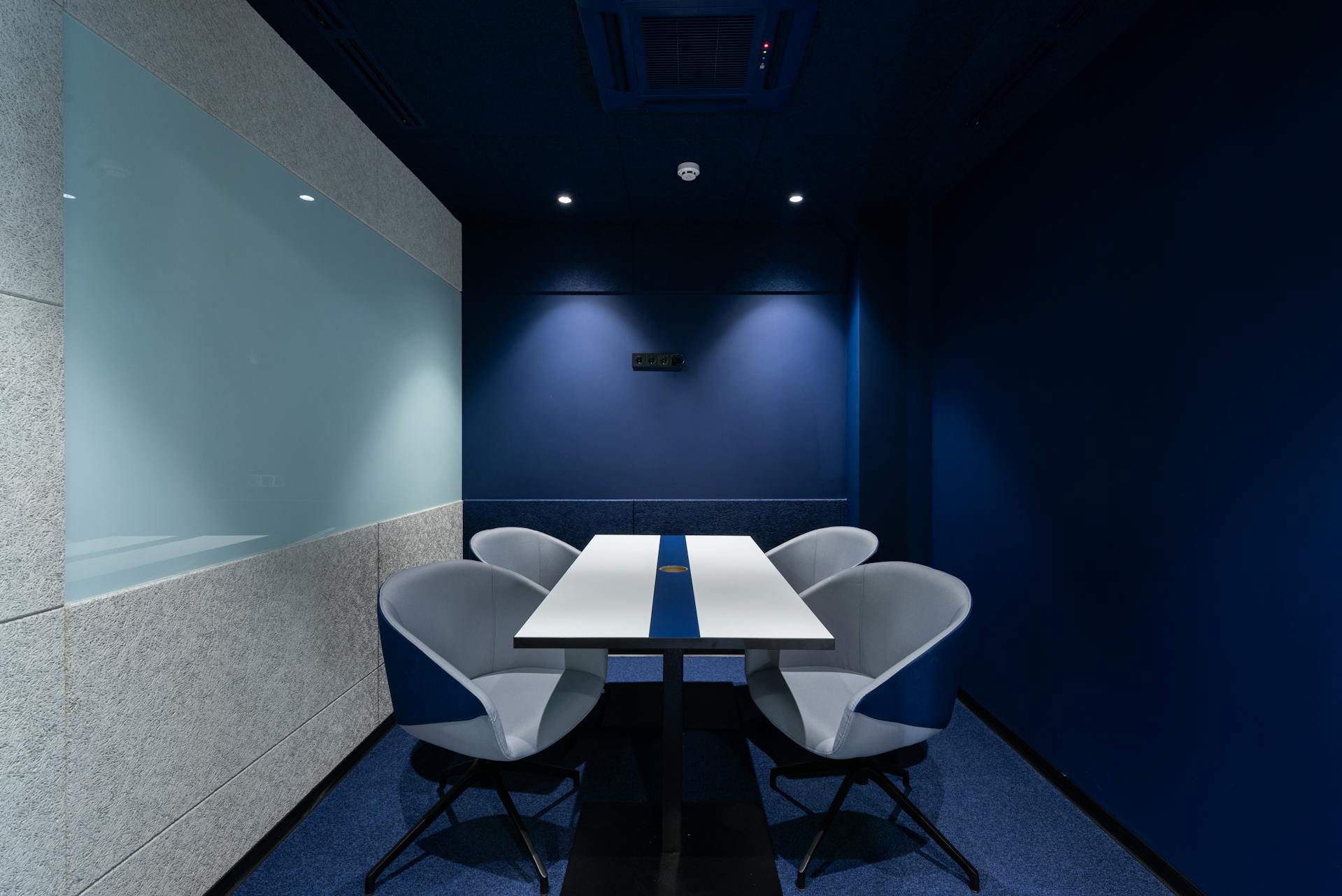 7 colors that visually enlarge a room & 7 that suffocate it