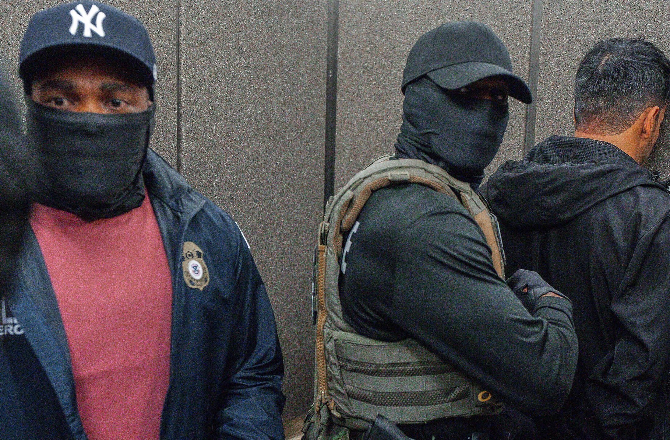 Redada estilo militar de agentes federales en Chicago desata demandas ...