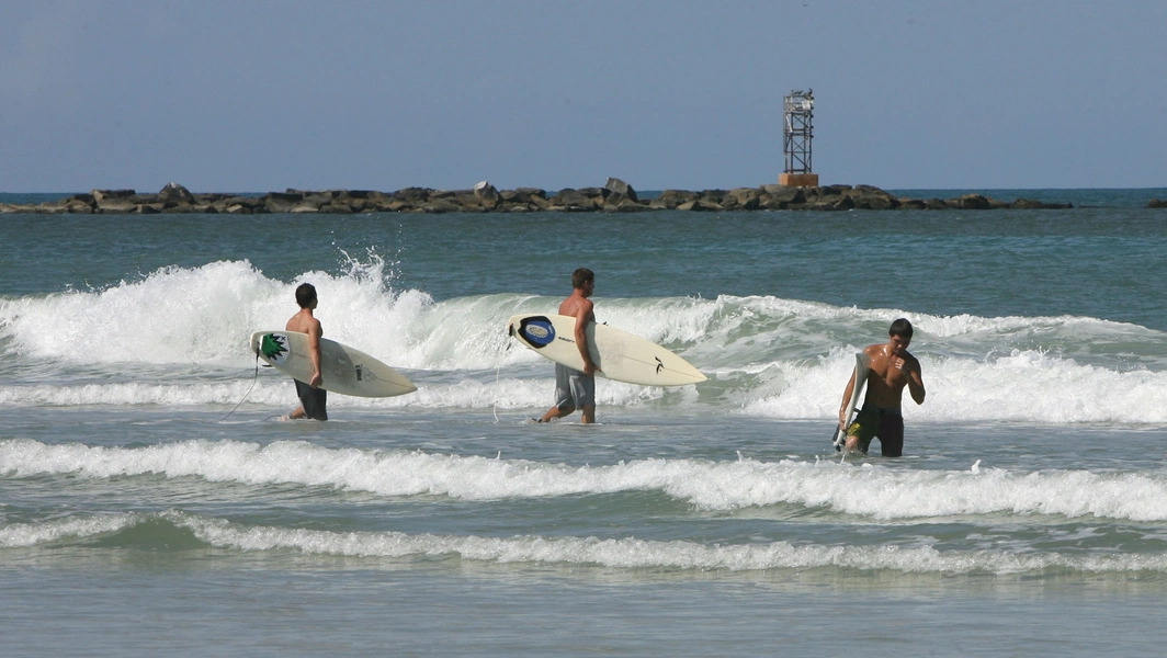 LA waterfront dining and Florida’s hidden beaches draw summer crowds