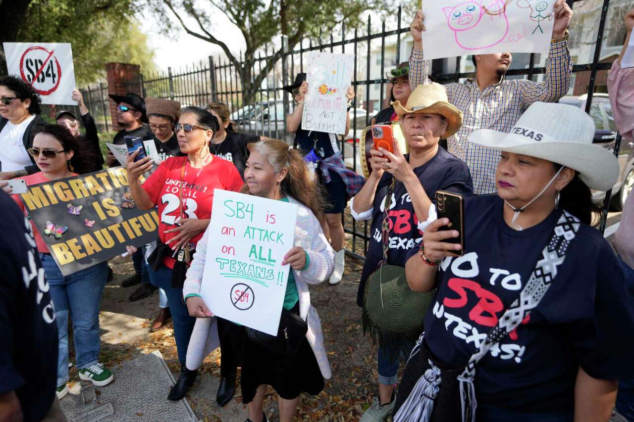 Judge appears likely to block Texas' migrant deportation law, but not ...