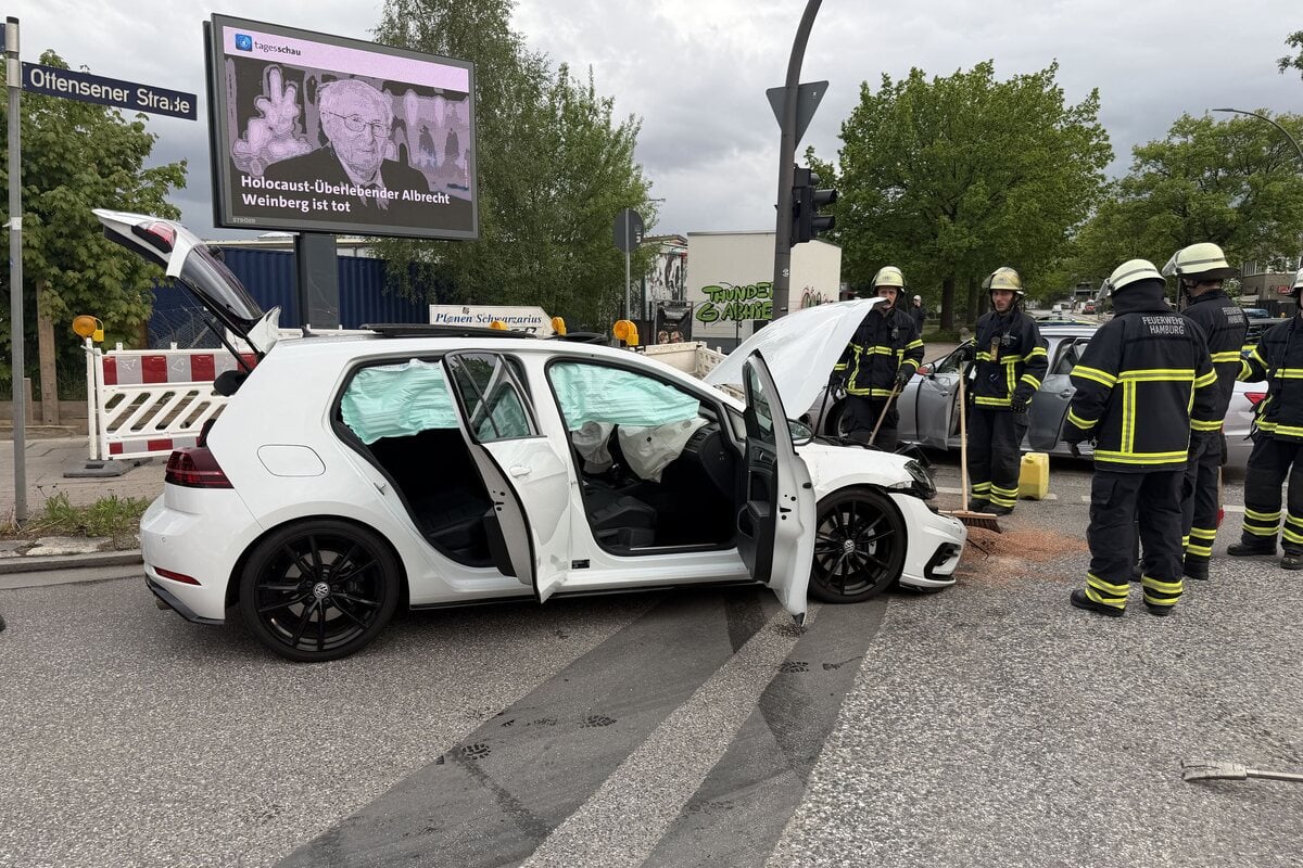 Heftiger Kreuzungs-Crash: Sechs Personen bei Auto-Kollision verletzt
