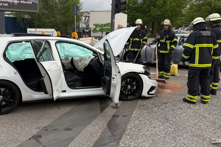 Heftiger Kreuzungs-Crash: Sechs Personen bei Auto-Kollision verletzt